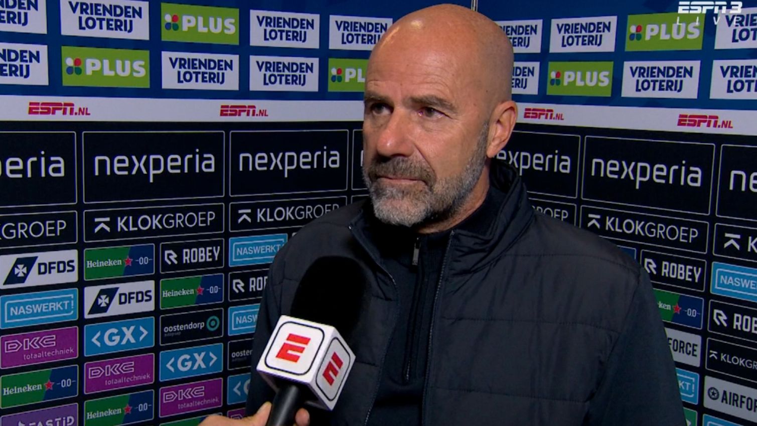 Peter Bosz blijft volledig stil na vraag van Milan van Dongen en kijkt hem secondelang aan ...